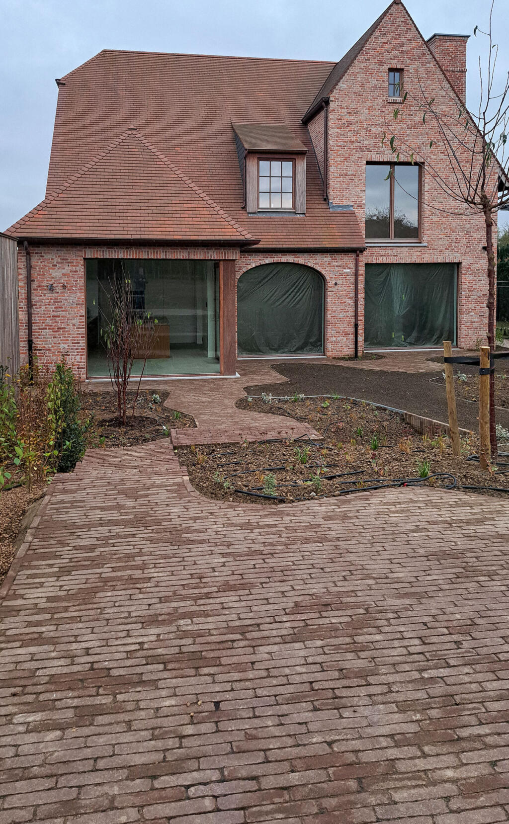 Hellende tuin met wadi voor waterinfiltratie | Greenarchitects