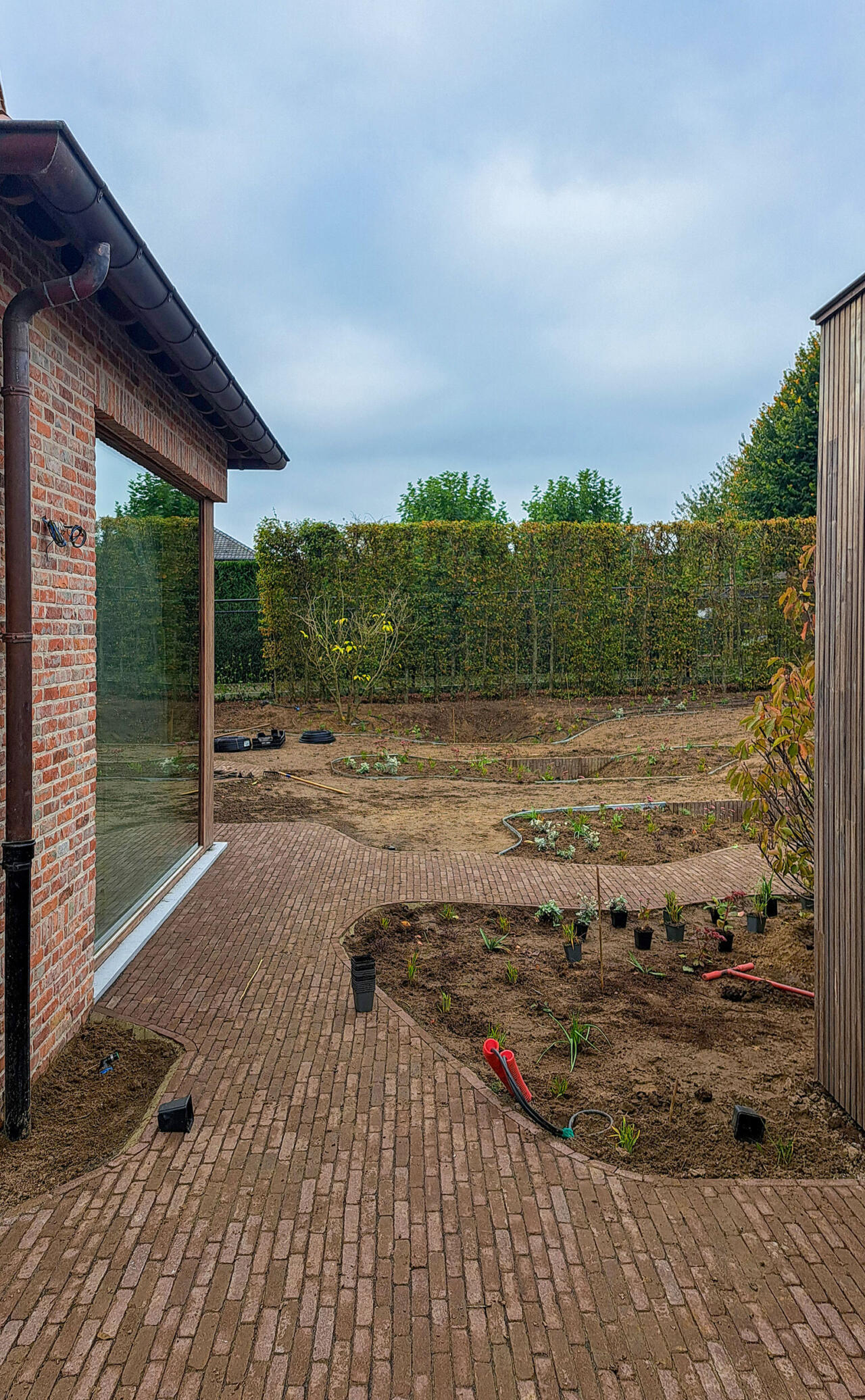 Hellende tuin met wadi voor waterinfiltratie | Greenarchitects