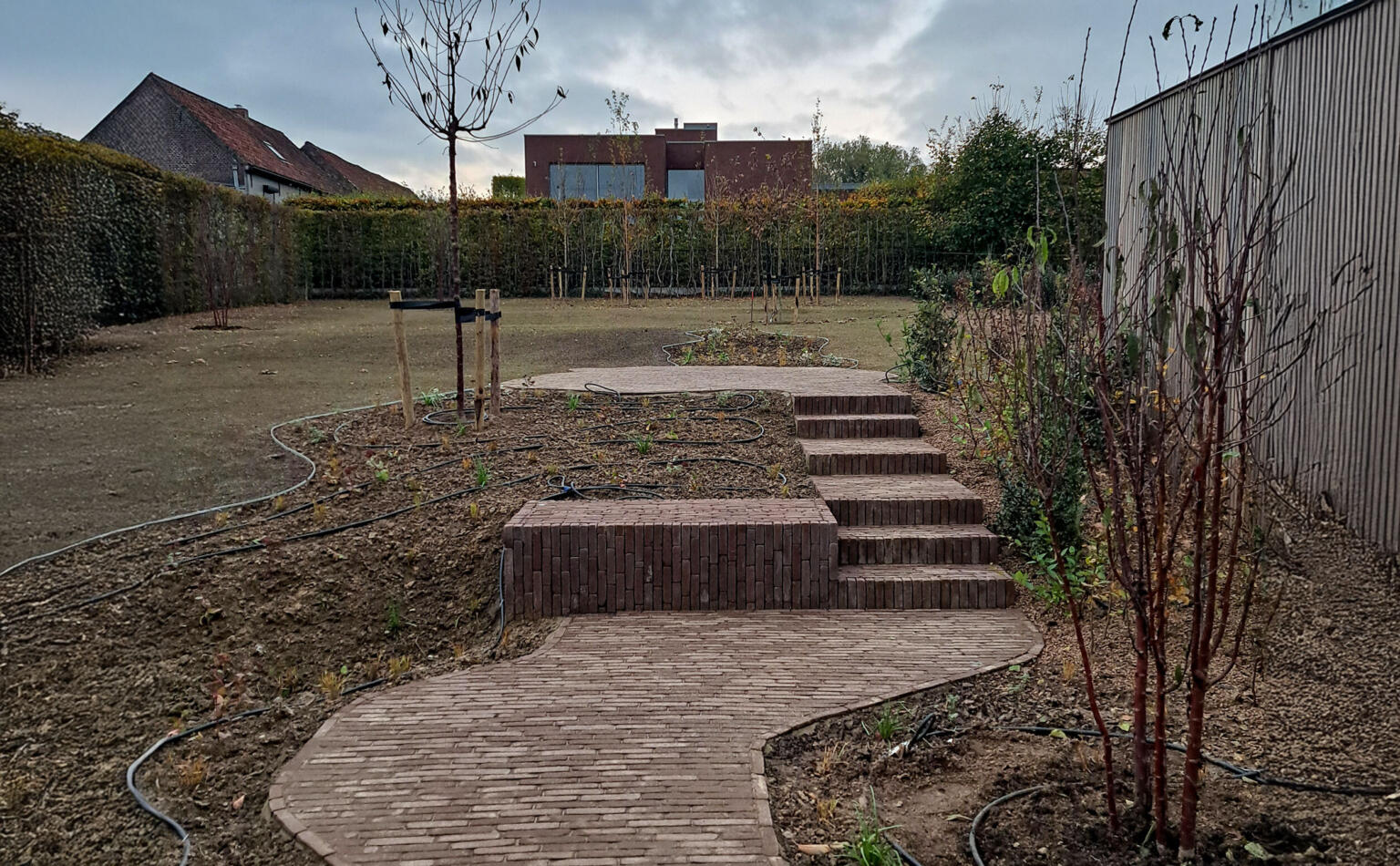 Hellende tuin met wadi voor waterinfiltratie | Greenarchitects